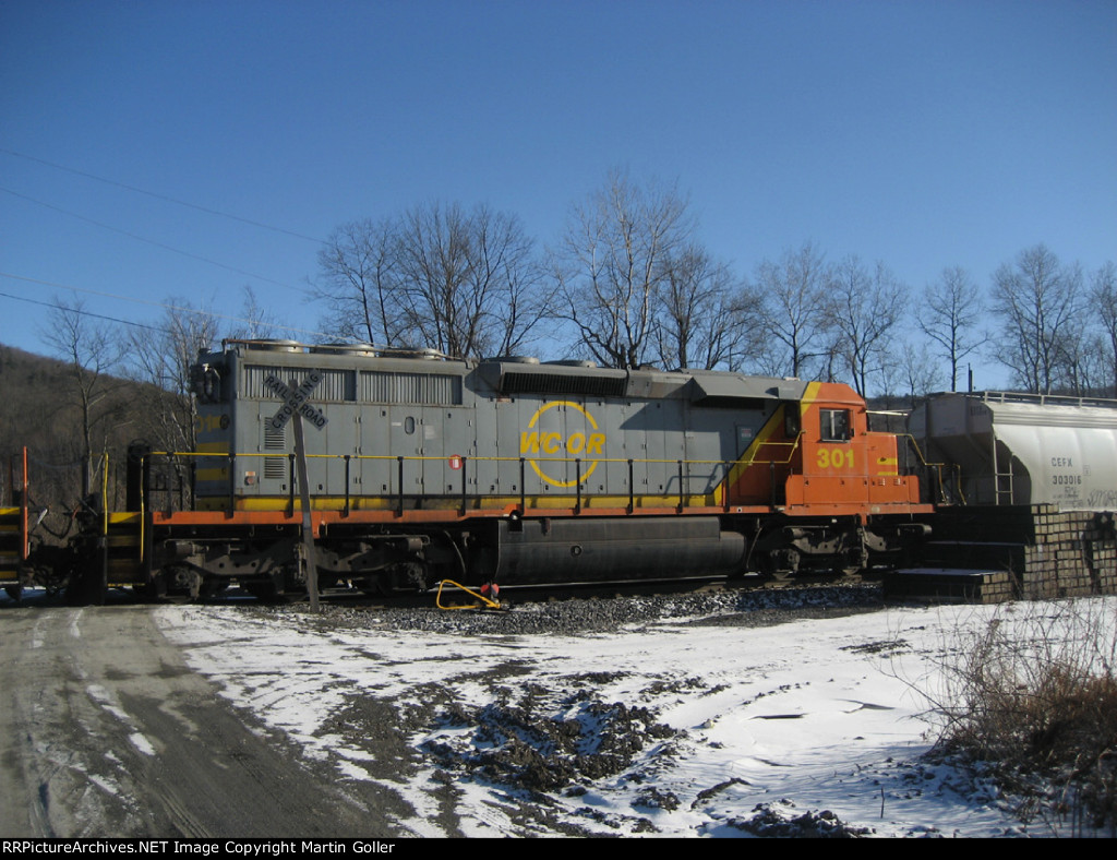 WCOR 301 switching north of the Junction. WCOR301 ex QNSL 301 nee QNSL 226 (1972)